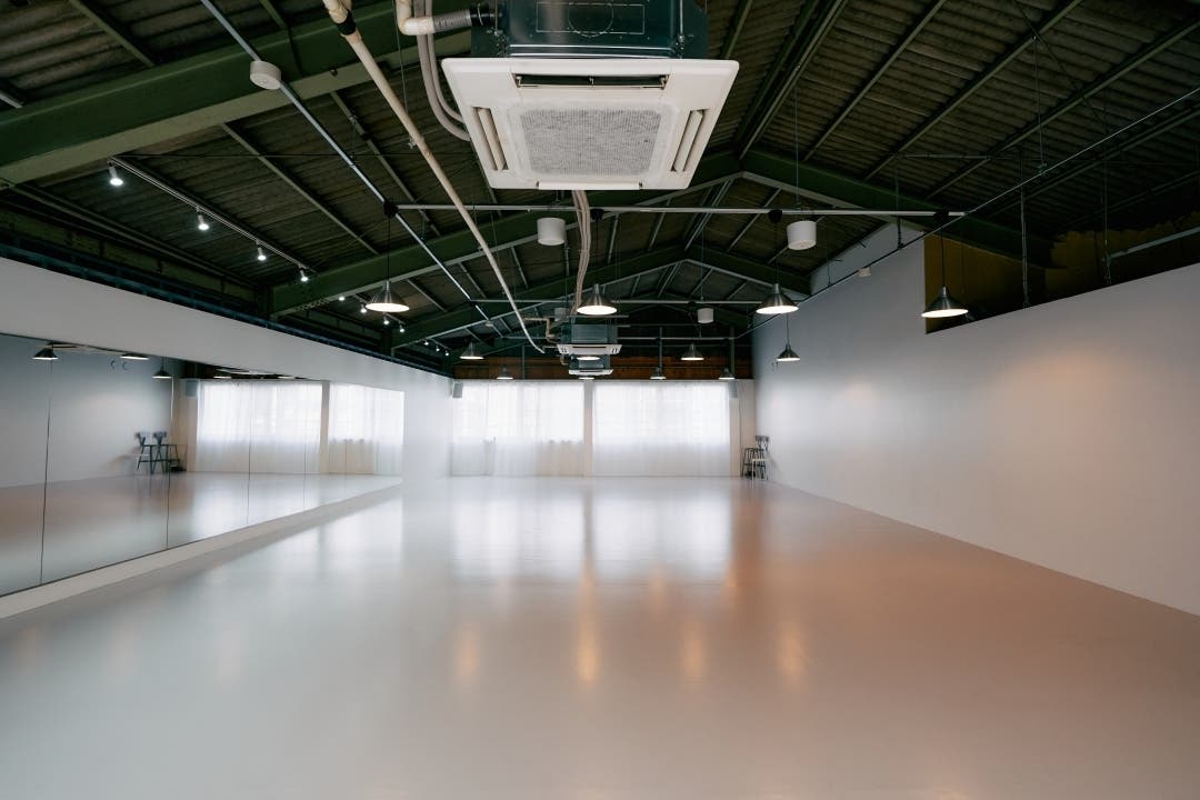 ベストホスト運営✨【目白駅3分】天高5m自然光の入る広い倉庫スタジオ！ダンス練習、窓際・白壁撮影/アンティーク&ビンテージ家具の写真14