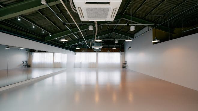 ベストホスト運営✨【目白駅3分】天高5m自然光の入る広い倉庫スタジオ!ダンス練習、窓際・白壁撮影/アンティーク&ビンテージ家具の写真14