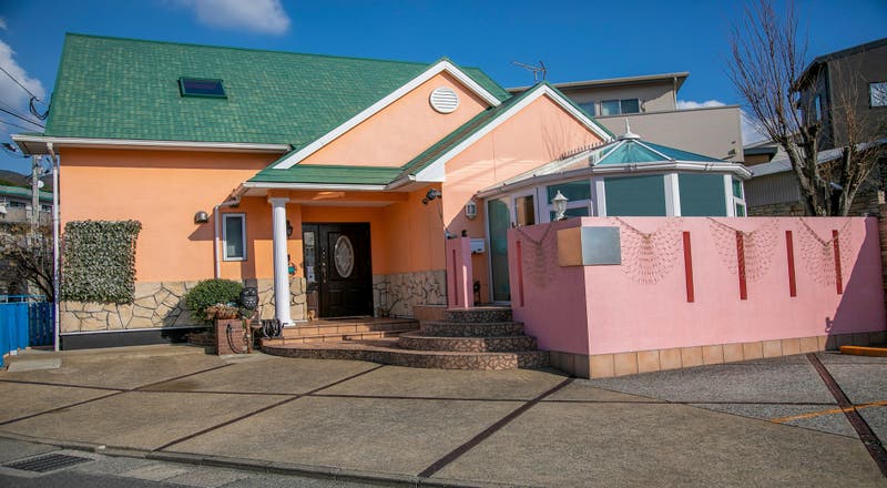 1日1組限定！テント＆BBQができるお庭★100坪の土地に建つ輸入ハウス丸々１棟貸し・P無料・看板犬バニラのお出迎え💛