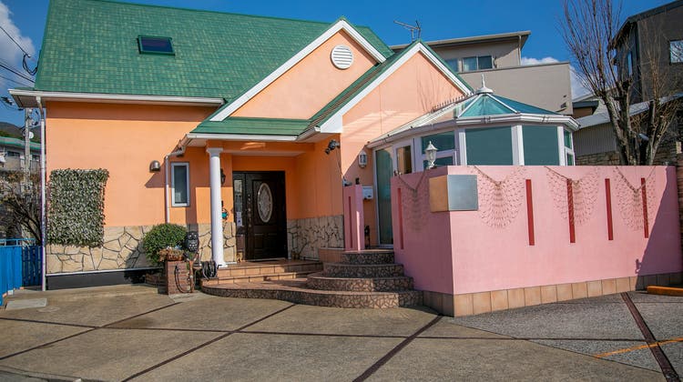 1日1組限定!テント&BBQができるお庭★100坪の土地に建つ輸入ハウス丸々1棟貸し・P無料・看板犬バニラのお出迎え💛の写真1