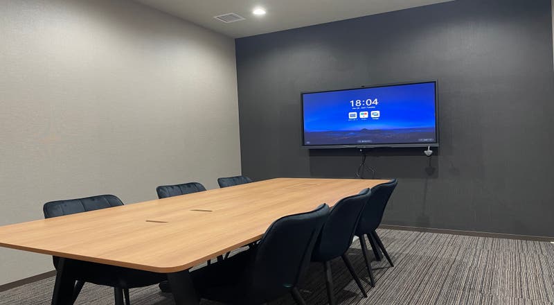 【BIZcomfort橋本】JR橋本駅から徒歩2分！6名用会議室＃Wi-Fi＃フリードリンク＃付き。受付スタッフ滞在
