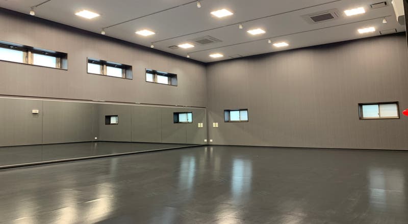 みずほ台駅から徒歩2分の大型稽古場・スタジオ。 大人数の使用、大型舞台の稽古、セミナー、スポーツ会場としても利用可能。