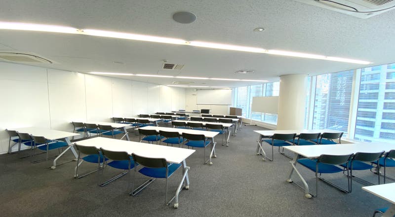 窓全面ガラス張り、開放感のある貸し会議室 ! 45名収容、Wi-Fi完備！セミナー・会議・説明会等様々な用途でご利用いただけます