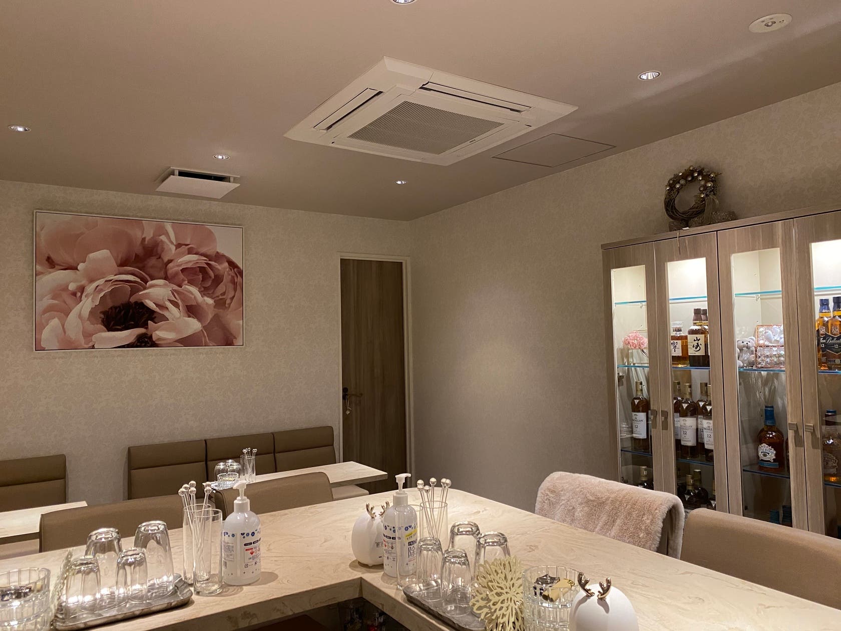 三宮駅近✨カラオケ設備のあるスナックです🌸の写真1