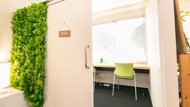 ドリンクバー付🥤個室【駅前】ゆったり広めのワークブース/大阪市北区/梅田/南森町のテレワーク/Web会議/面接/作業場所の写真1