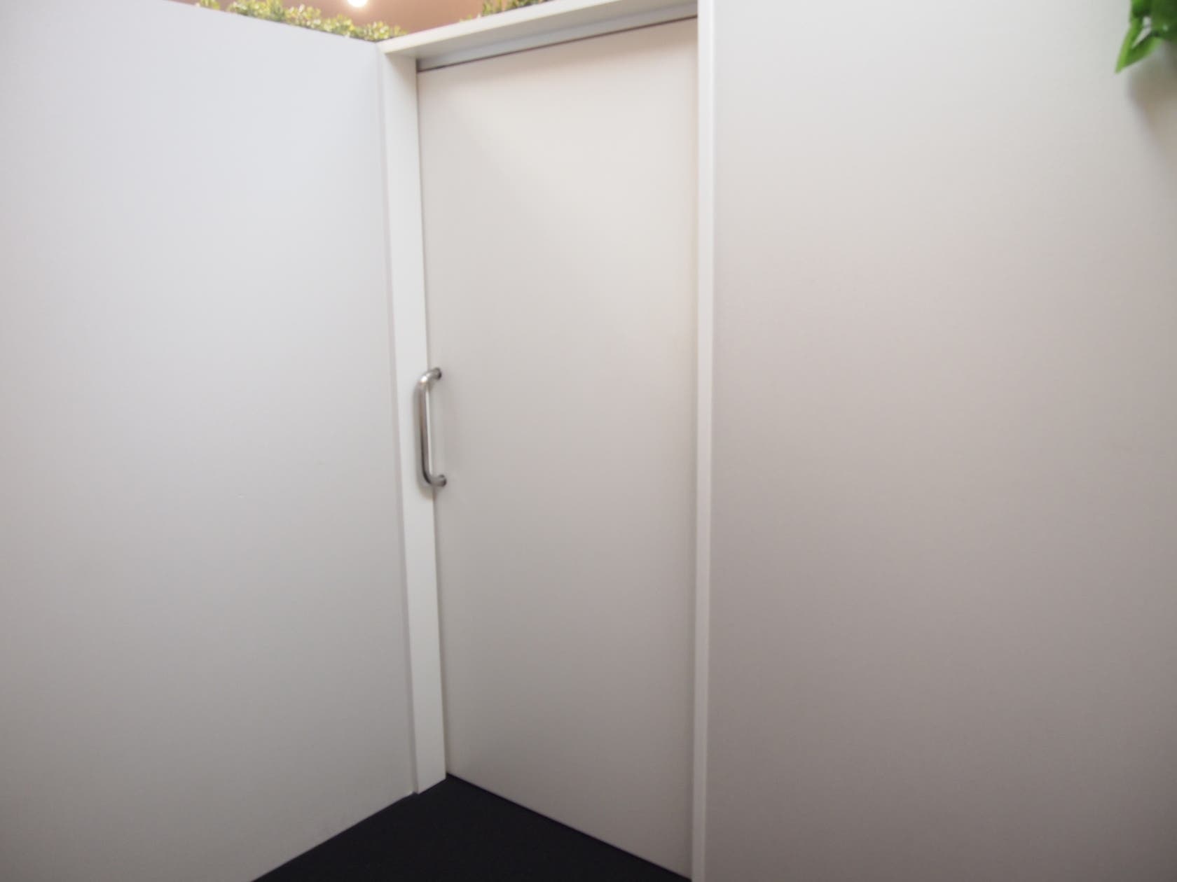 ドリンクバー付🥤個室【駅前】ゆったり広めのワークブース/大阪市北区/梅田/南森町のテレワーク/Web会議/面接/作業場所の写真5