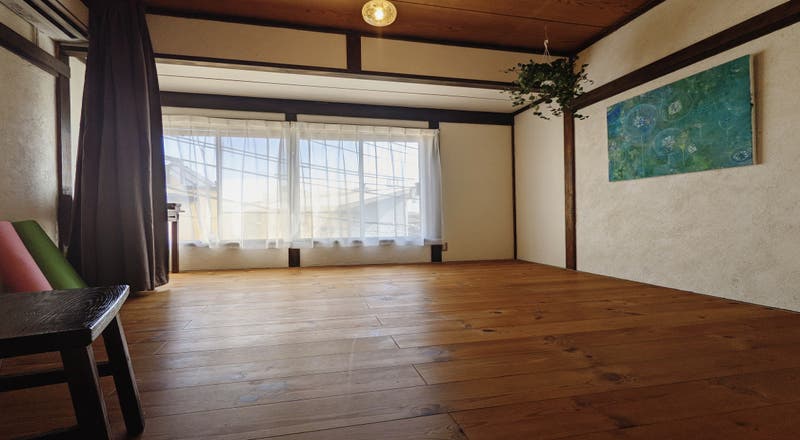 鎌倉七里ヶ浜駅より徒歩10秒！整体やマッサージ、教室、ヨガ、撮影の控え室にぴったりの多目的な部屋