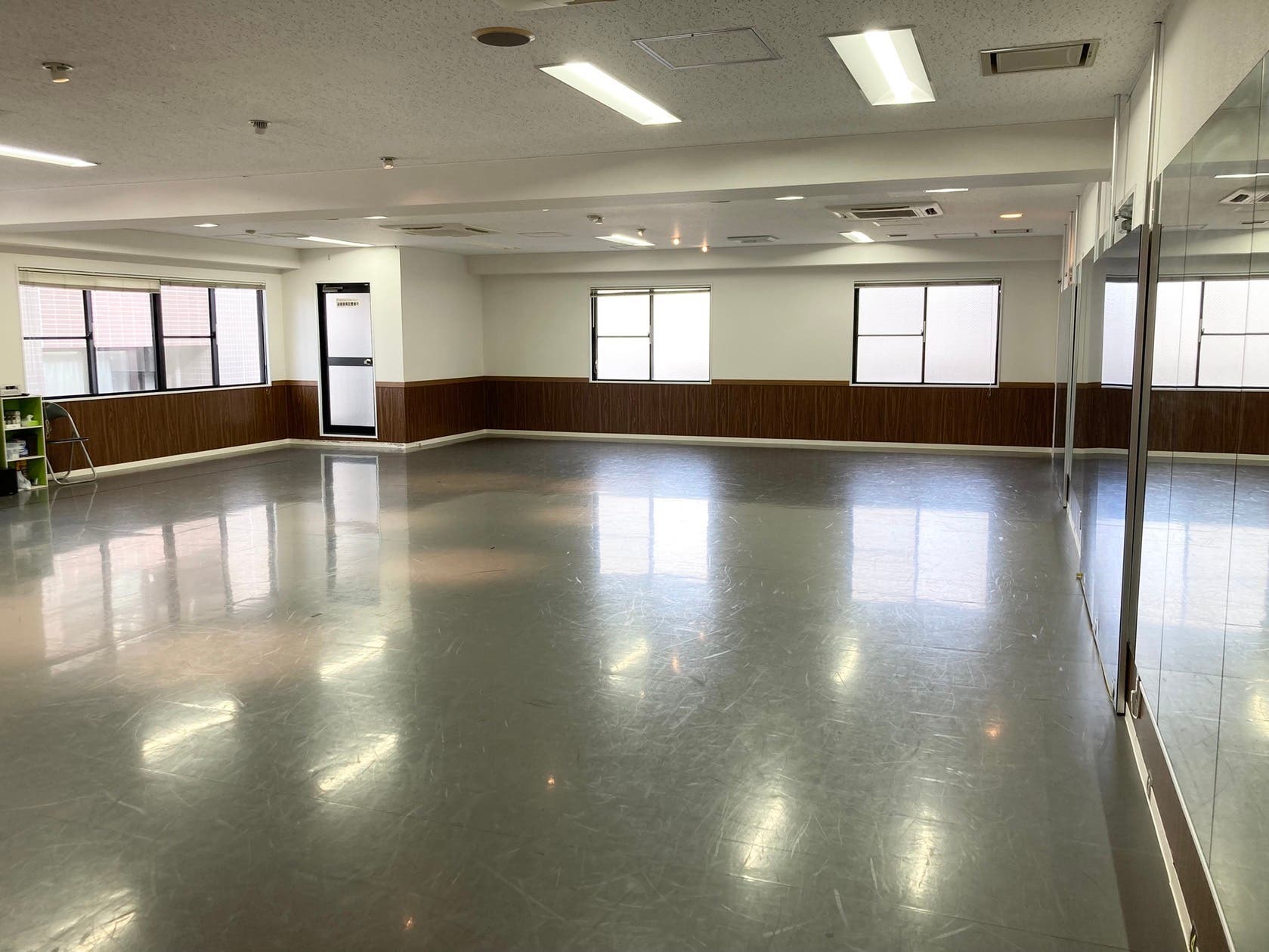 【YTJ西宮 3Fスタジオ】西宮北口駅から徒歩５分・鏡張りのダンスやレッスンに最適なスタジオですの写真3