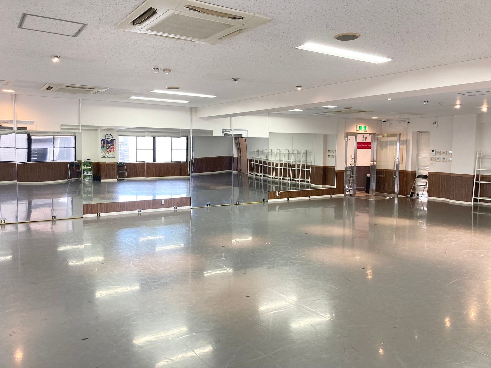 【YTJ西宮 3Fスタジオ】西宮北口駅から徒歩５分・鏡張りのダンスやレッスンに最適なスタジオですの写真5