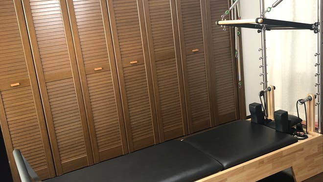 【JR津田沼駅から徒歩3分】ピラティス専用マシンを設置しているエステサロンの写真1