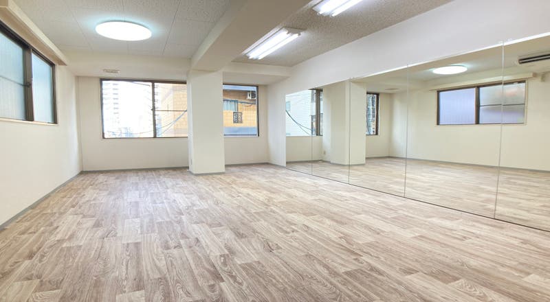 🎉祝OPEN🎉【岡山駅徒歩８分】ダンスができるレンタルスタジオ｜幅４．５ｍの大型鏡｜自然光で明るい｜ダンス等に最適なスペース