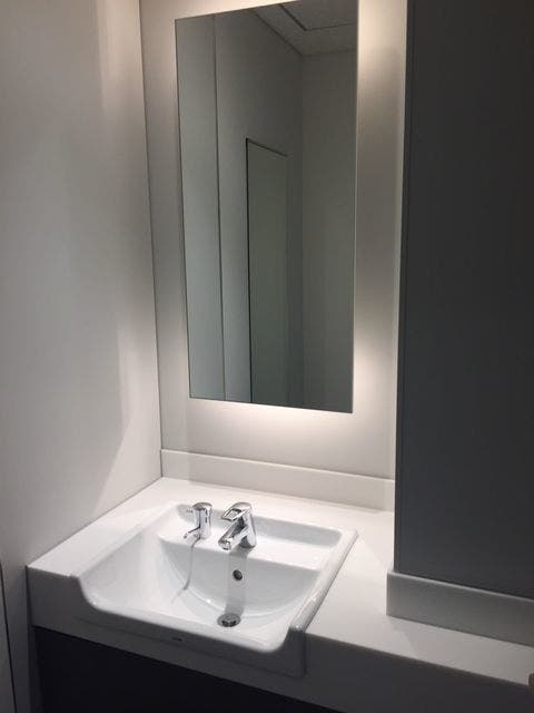 窓全面ガラス張り、開放感のある貸し会議室 ! 45名収容、Wi-Fi完備！セミナー・会議・説明会等様々な用途でご利用いただけますの写真7