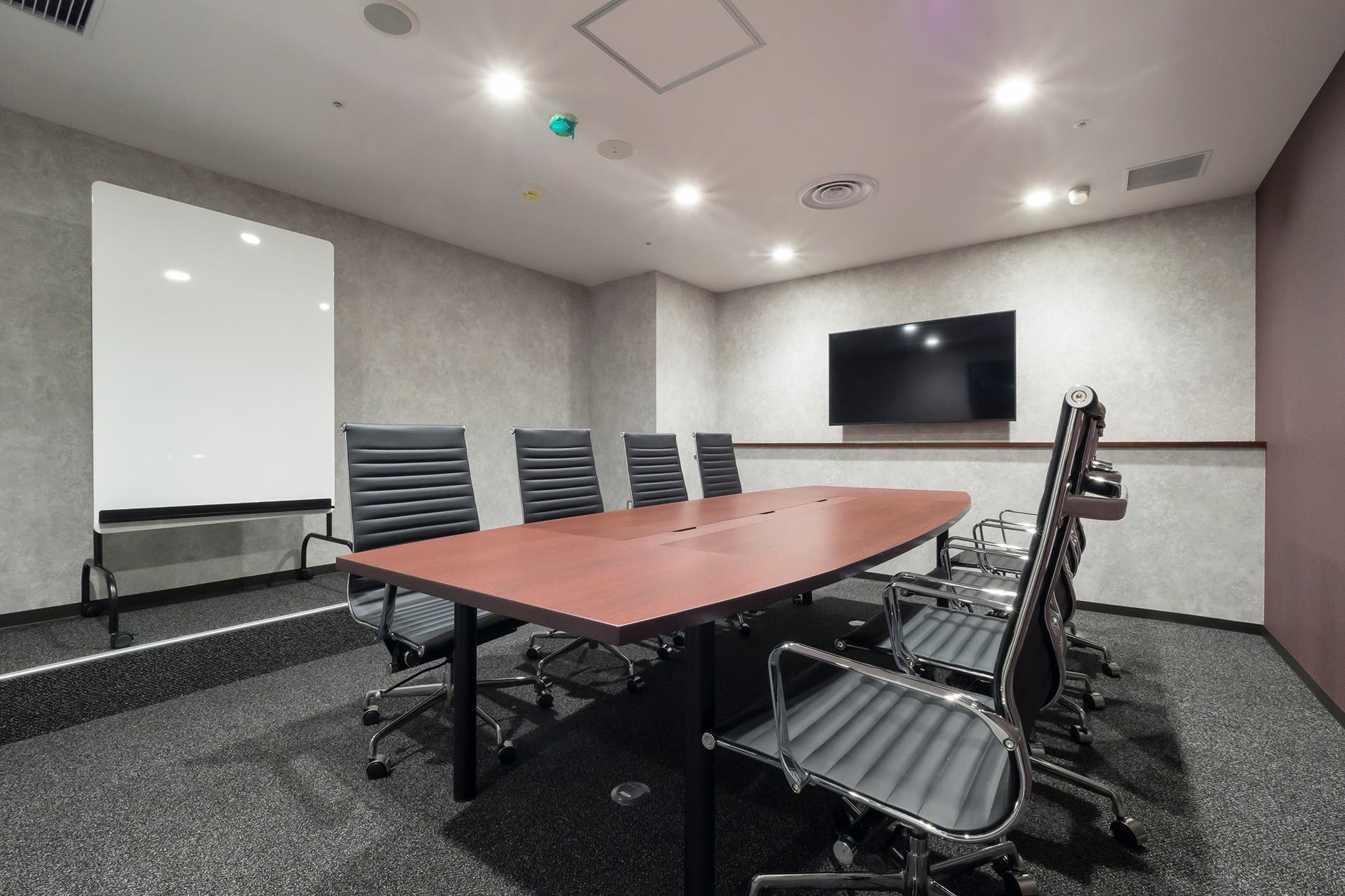 ★今すぐ予約★新橋駅直結の会議室【ROOM_A】最大8名完全個室/大画面モニター完備☆商談や会議★高速Wi-Fi/フリードリンクの写真1