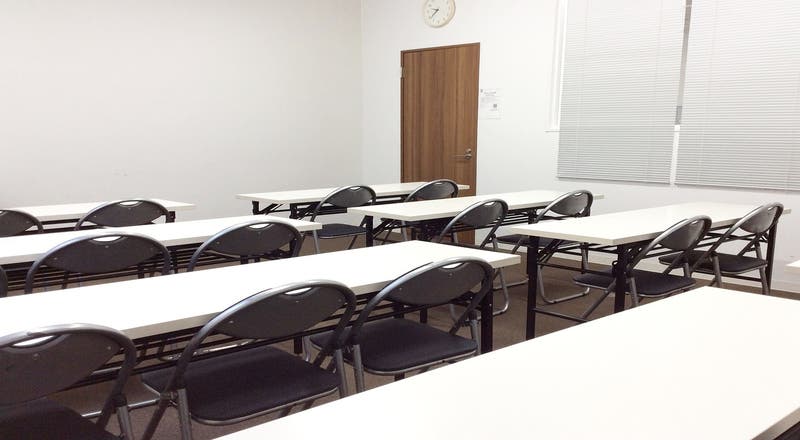 〈オアシス会議室B〉最大20名｜研修・会議・面接会場・教室に最適な落ち着いた空間（高速Wi-Fi完備）