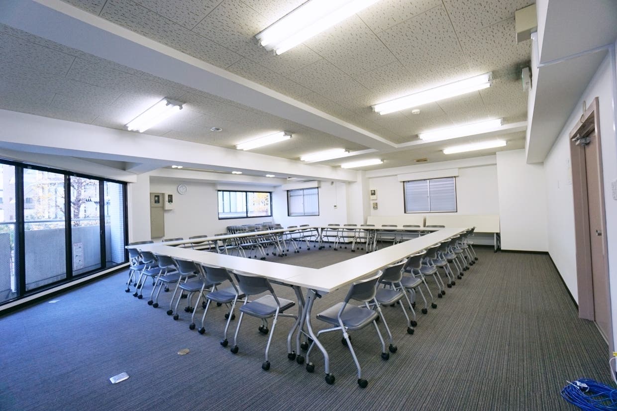 名古屋会議室 ウメムラビル錦中央店 第1会議室（セルフ設営）の写真1