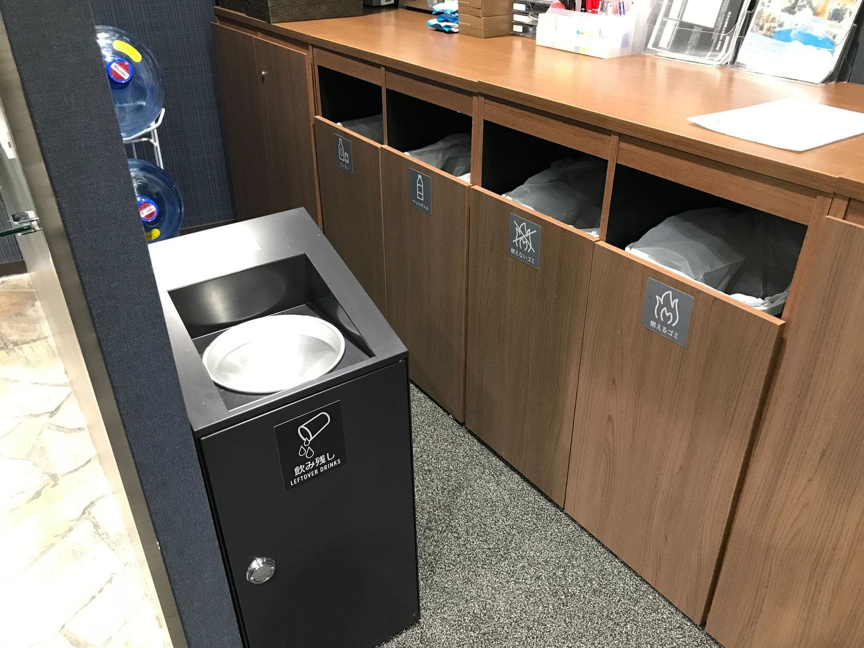 ★今すぐ予約★新橋駅直結の会議室【ROOM_A】最大8名完全個室/大画面モニター完備☆商談や会議★高速Wi-Fi/フリードリンクの写真11