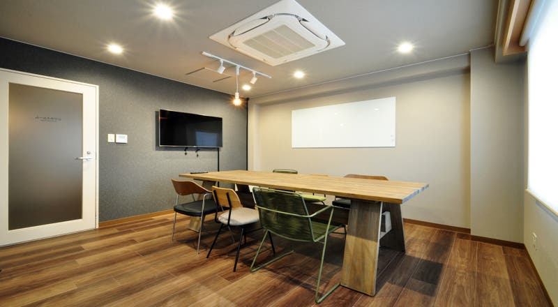 おひとり様での個室利用から6名様の小会議やオンラインミーティングに最適