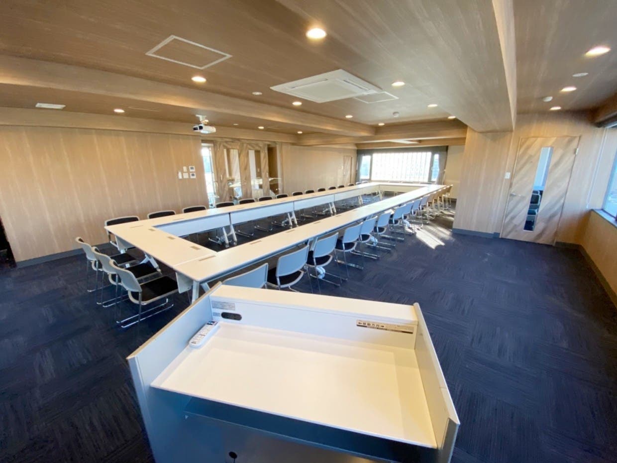 京都貸会議室　ユニスペース四条烏丸　会議室　【烏丸駅より徒歩3分！専有線&ビジネス用Wi-Fi無料！最大46名様まで収容可能】の写真16