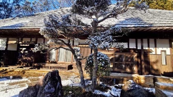 竹林を背に広大な敷地に建つ築百年以上の古民家、母屋の一部に和室「財」と「宝」の客室。の写真2