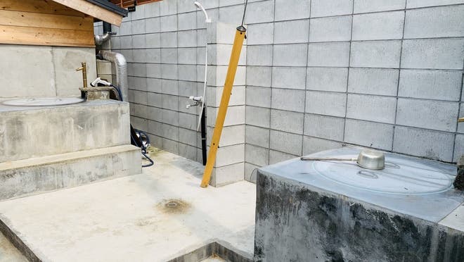 竹林を背に広大な敷地に建つ築百年以上の古民家、母屋の一部に和室「財」と「宝」の客室。の写真3