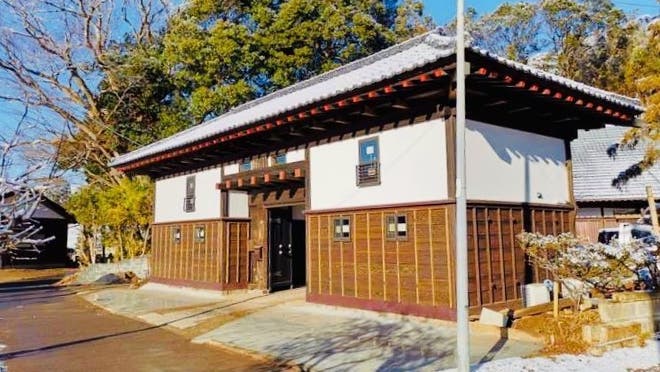 竹林を背に広大な敷地に建つ築百年以上の古民家、母屋の一部に和室「財」と「宝」の客室。の写真4