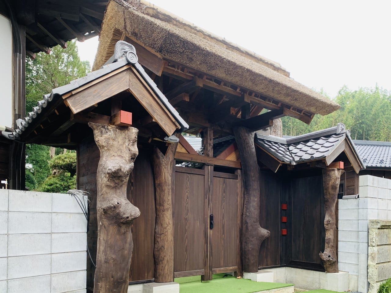 竹林を背に広大な敷地に建つ築百年以上の古民家、母屋の一部に和室「財」と「宝」の客室。の写真5