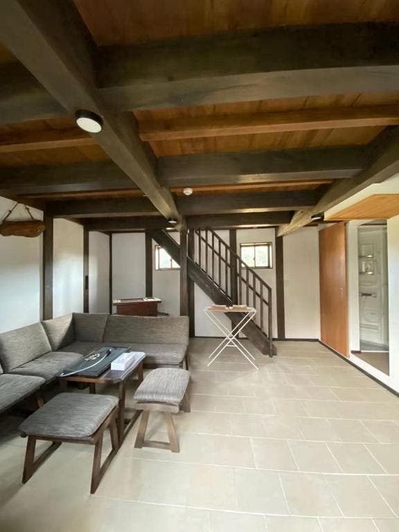 竹林を背に広大な敷地に建つ築百年以上の古民家、母屋の一部に和室「財」と「宝」の客室。の写真6