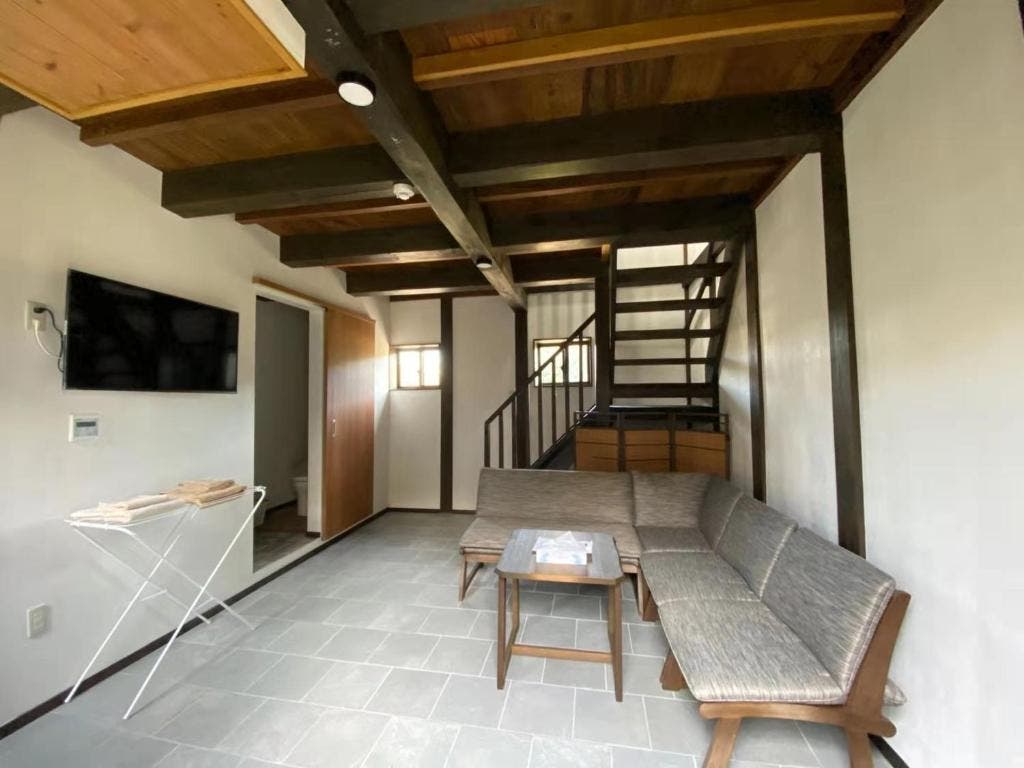 竹林を背に広大な敷地に建つ築百年以上の古民家、母屋の一部に和室「財」と「宝」の客室。の写真7