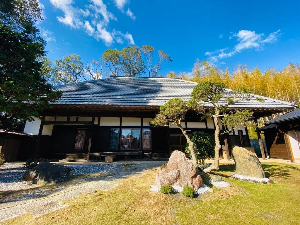 竹林を背に広大な敷地に建つ築百年以上の古民家、母屋の一部に和室「財」と「宝」の客室。の写真8