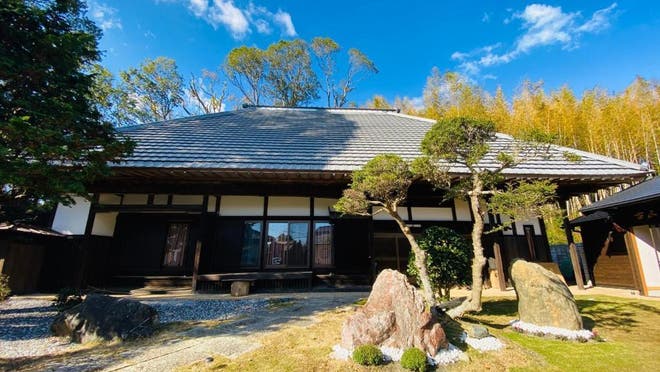 竹林を背に広大な敷地に建つ築百年以上の古民家、母屋の一部に和室「財」と「宝」の客室。の写真8