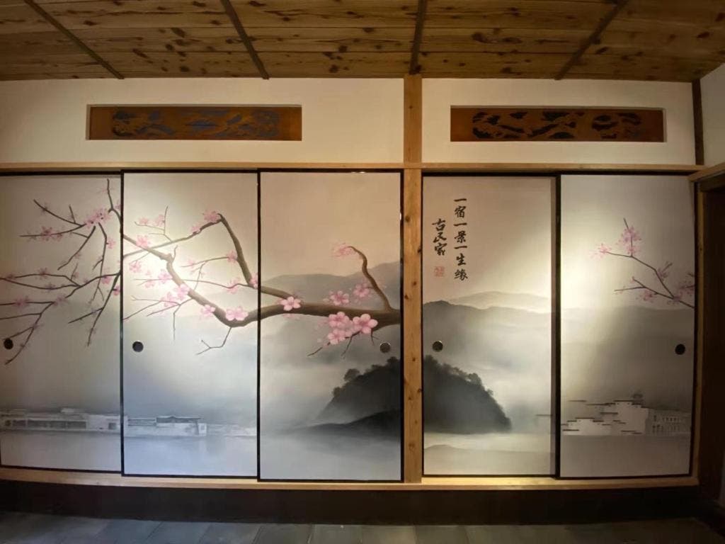 竹林を背に広大な敷地に建つ築百年以上の古民家、母屋の一部に和室「財」と「宝」の客室。の写真9