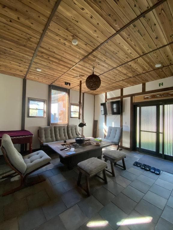 竹林を背に広大な敷地に建つ築百年以上の古民家、母屋の一部に和室「財」と「宝」の客室。の写真10