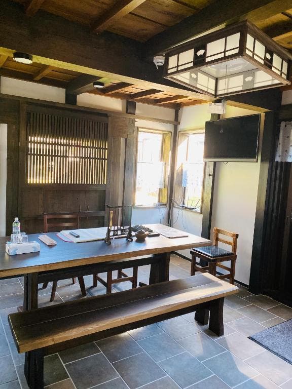 竹林を背に広大な敷地に建つ築百年以上の古民家、母屋の一部に和室「財」と「宝」の客室。の写真12