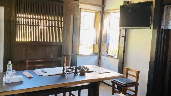 竹林を背に広大な敷地に建つ築百年以上の古民家、母屋の一部に和室「財」と「宝」の客室。の写真12