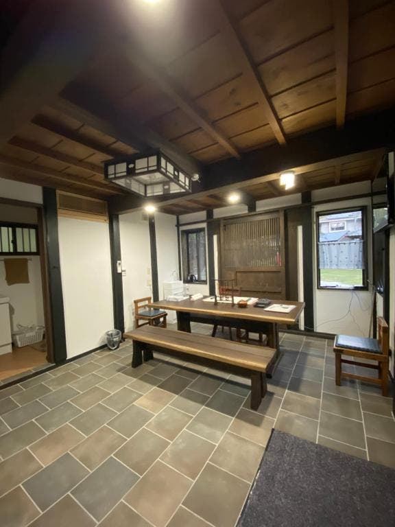 竹林を背に広大な敷地に建つ築百年以上の古民家、母屋の一部に和室「財」と「宝」の客室。の写真14