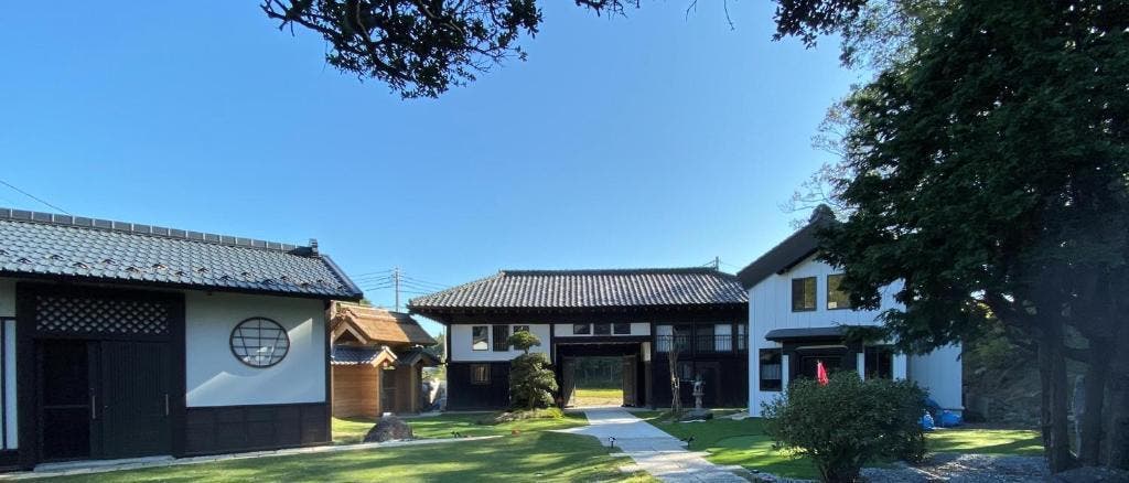 竹林を背に広大な敷地に建つ築百年以上の古民家、母屋の一部に和室「財」と「宝」の客室。の写真11