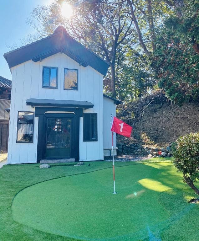 竹林を背に広大な敷地に建つ築百年以上の古民家、母屋の一部に和室「財」と「宝」の客室。の写真13