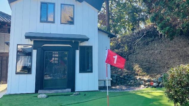 竹林を背に広大な敷地に建つ築百年以上の古民家、母屋の一部に和室「財」と「宝」の客室。の写真13