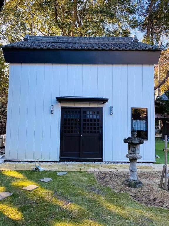 竹林を背に広大な敷地に建つ築百年以上の古民家、母屋の一部に和室「財」と「宝」の客室。の写真15