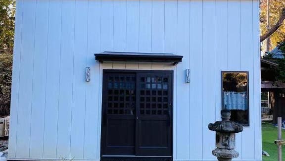 竹林を背に広大な敷地に建つ築百年以上の古民家、母屋の一部に和室「財」と「宝」の客室。の写真15