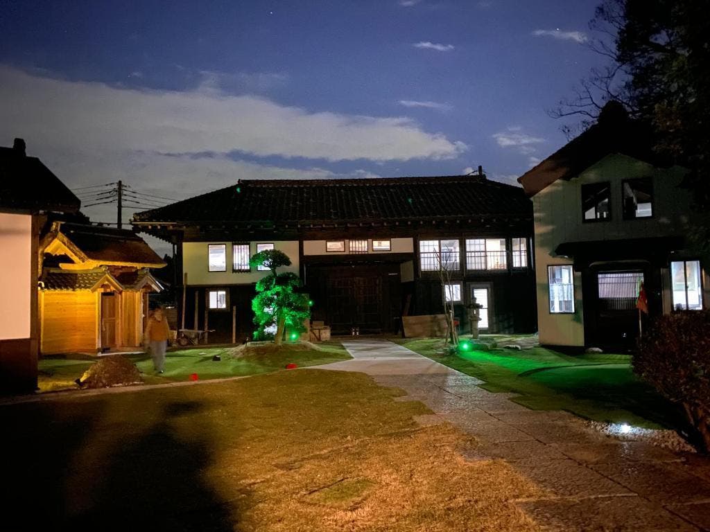 竹林を背に広大な敷地に建つ築百年以上の古民家、母屋の一部に和室「財」と「宝」の客室。の写真16