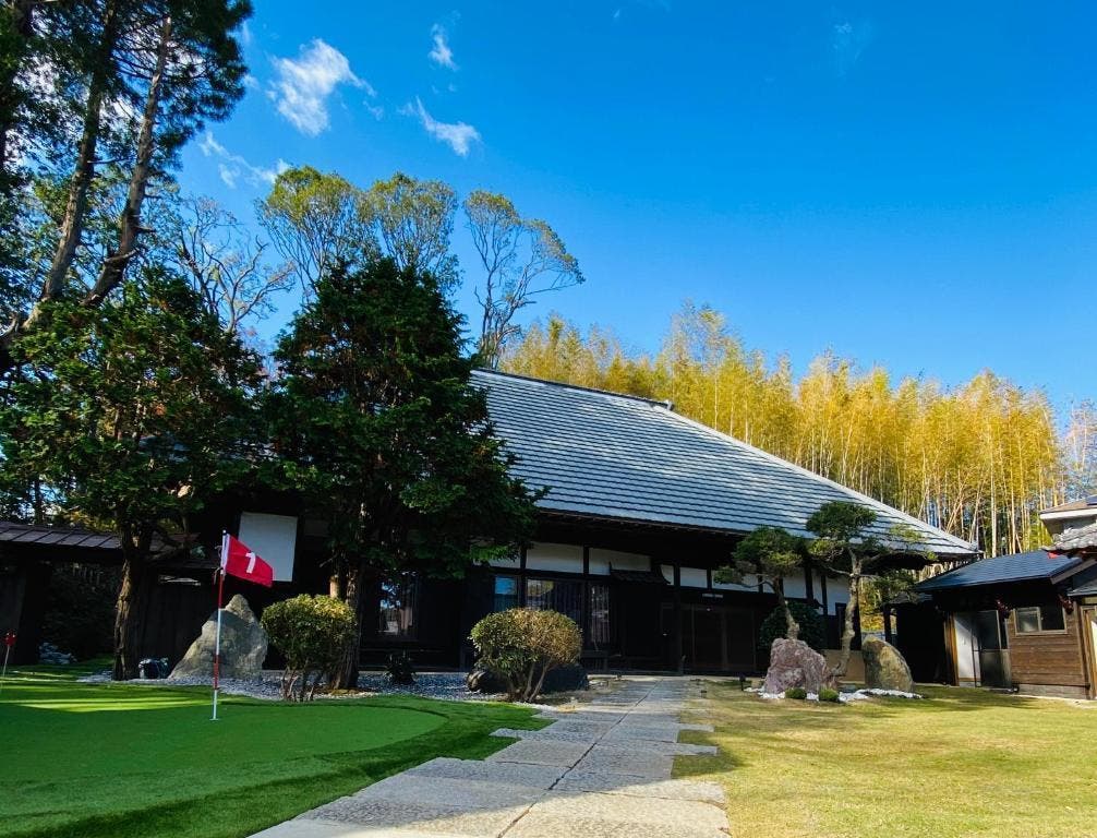 竹林を背に広大な敷地に建つ築百年以上の古民家、母屋の一部に和室「財」と「宝」の客室。の写真17