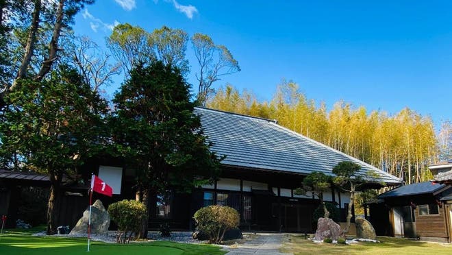 竹林を背に広大な敷地に建つ築百年以上の古民家、母屋の一部に和室「財」と「宝」の客室。の写真17