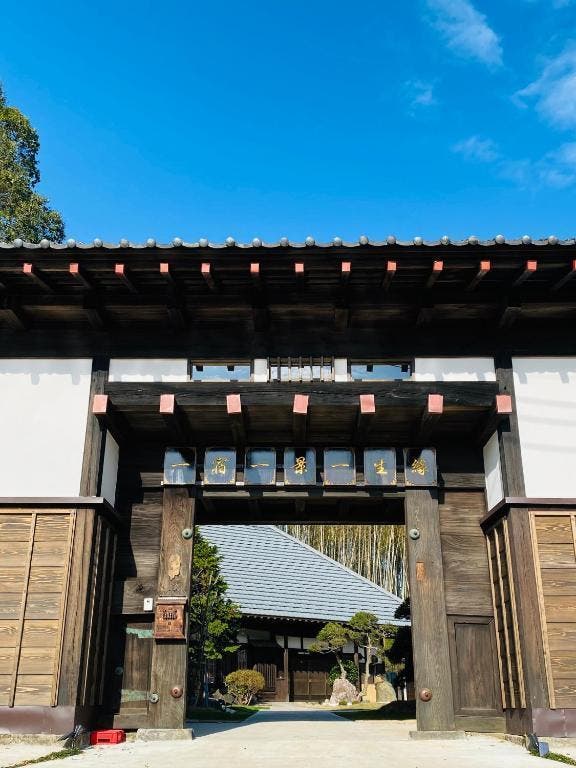 竹林を背に広大な敷地に建つ築百年以上の古民家、母屋の一部に和室「財」と「宝」の客室。の写真18