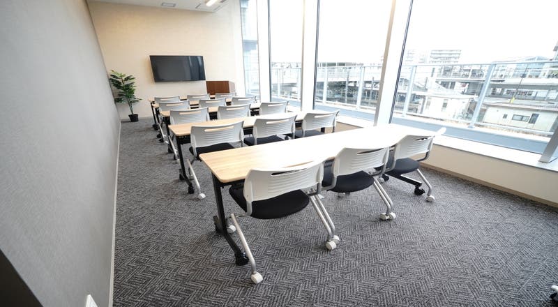 ＜小田急海老名貸し会議室D＞海老名駅徒歩2分！新築大型オフィス内✨15名収容！Wi-Fi/モニター無料！会議/セミナー/研修
