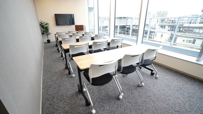 <小田急海老名貸し会議室D>海老名駅徒歩2分!新築大型オフィス内✨15名収容!Wi-Fi/モニター無料!会議/セミナー/研修の写真1
