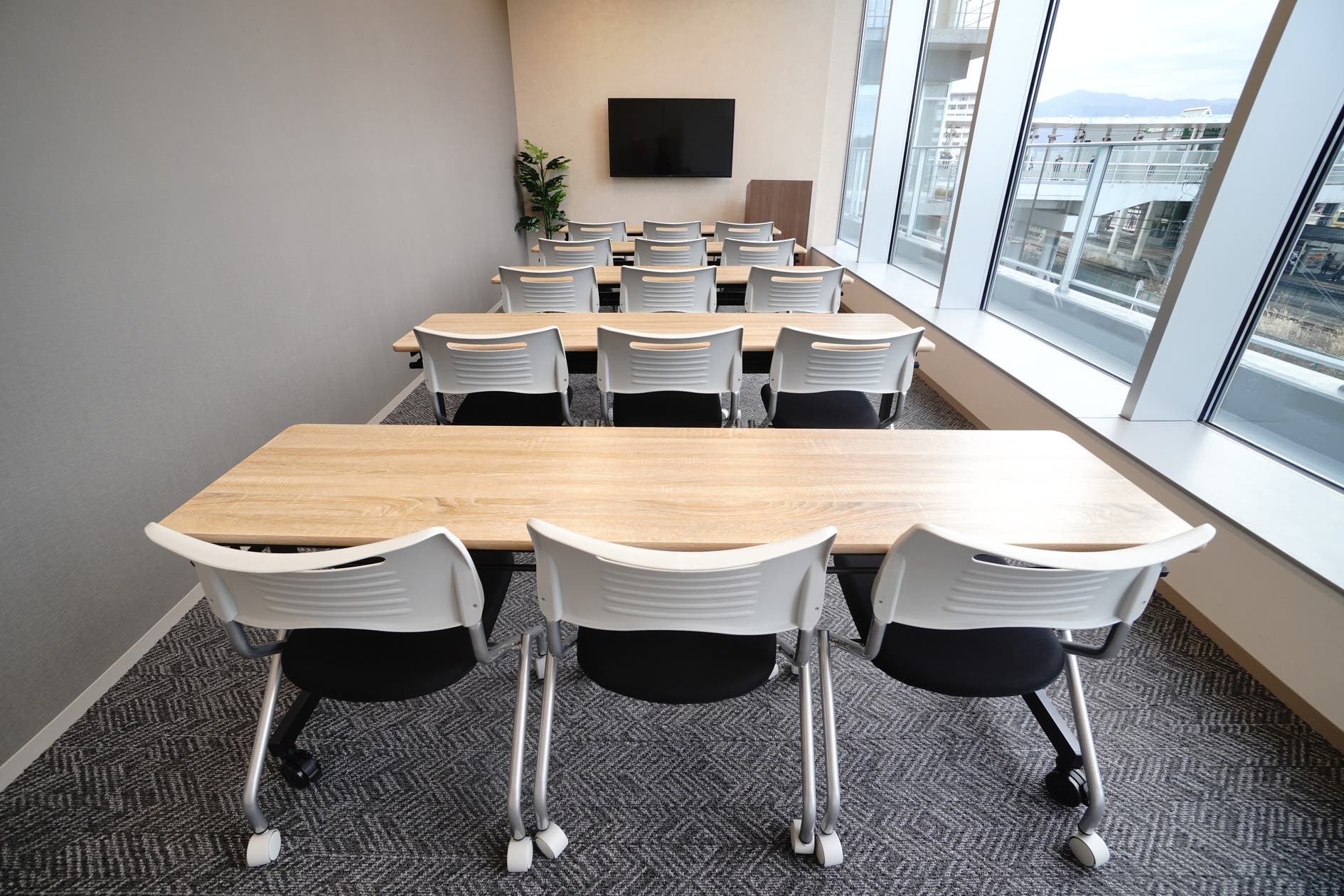 ＜小田急海老名貸し会議室D＞海老名駅徒歩2分！新築大型オフィス内✨15名収容！Wi-Fi/モニター無料！会議/セミナー/研修の写真5