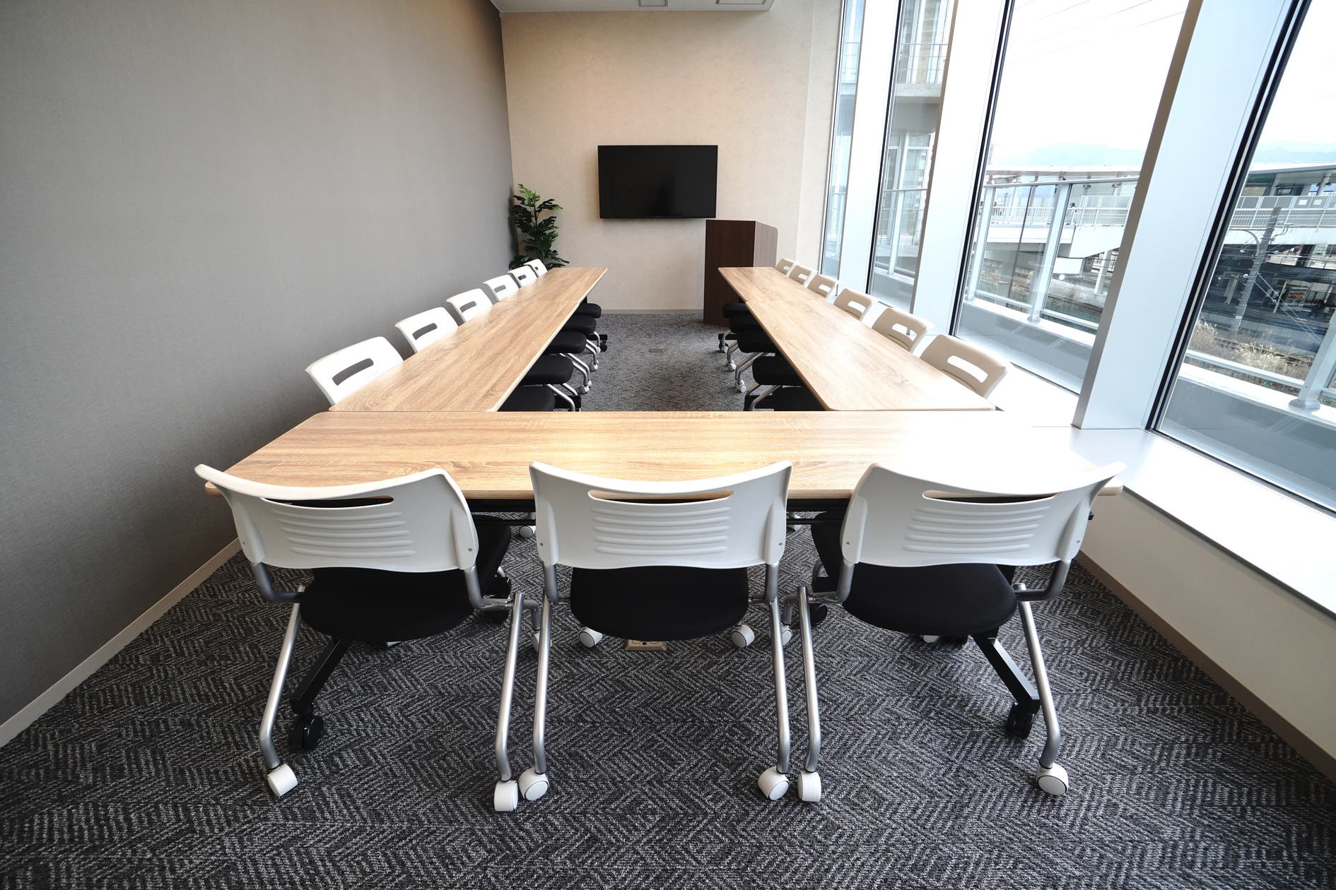 ＜小田急海老名貸し会議室D＞海老名駅徒歩2分！新築大型オフィス内✨15名収容！Wi-Fi/モニター無料！会議/セミナー/研修の写真6