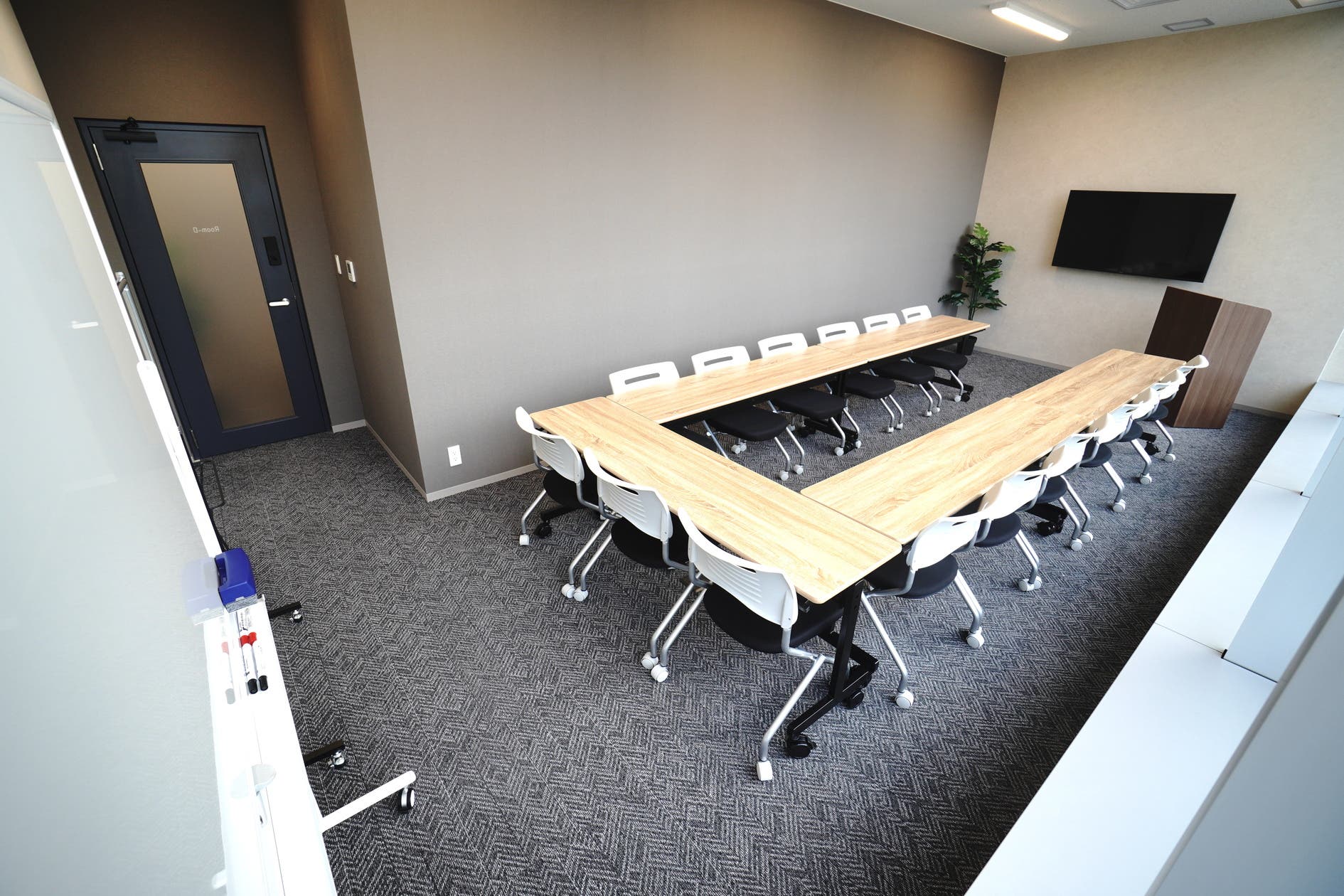 ＜小田急海老名貸し会議室D＞海老名駅徒歩2分！新築大型オフィス内✨15名収容！Wi-Fi/モニター無料！会議/セミナー/研修の写真7