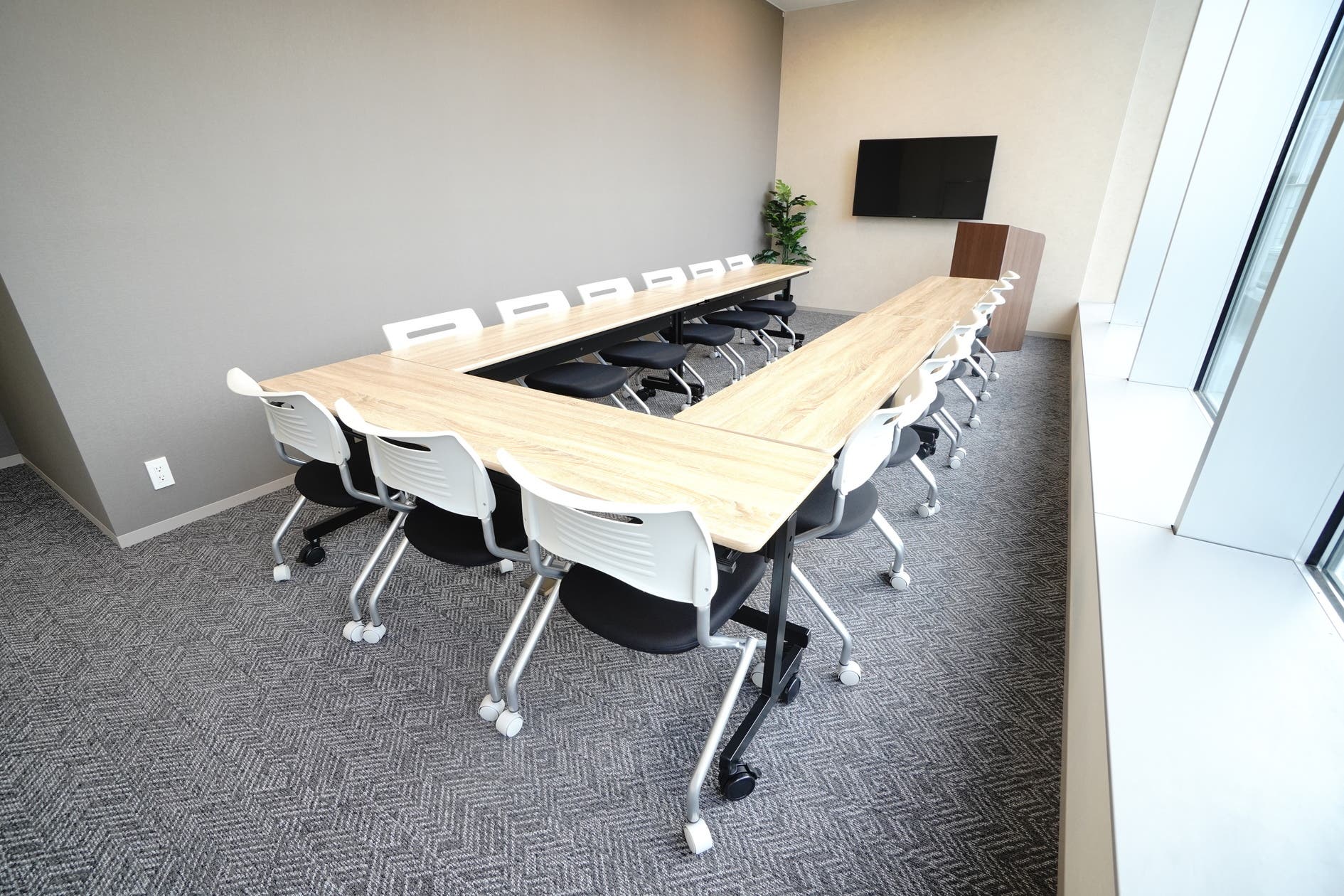 ＜小田急海老名貸し会議室D＞海老名駅徒歩2分！新築大型オフィス内✨15名収容！Wi-Fi/モニター無料！会議/セミナー/研修の写真9